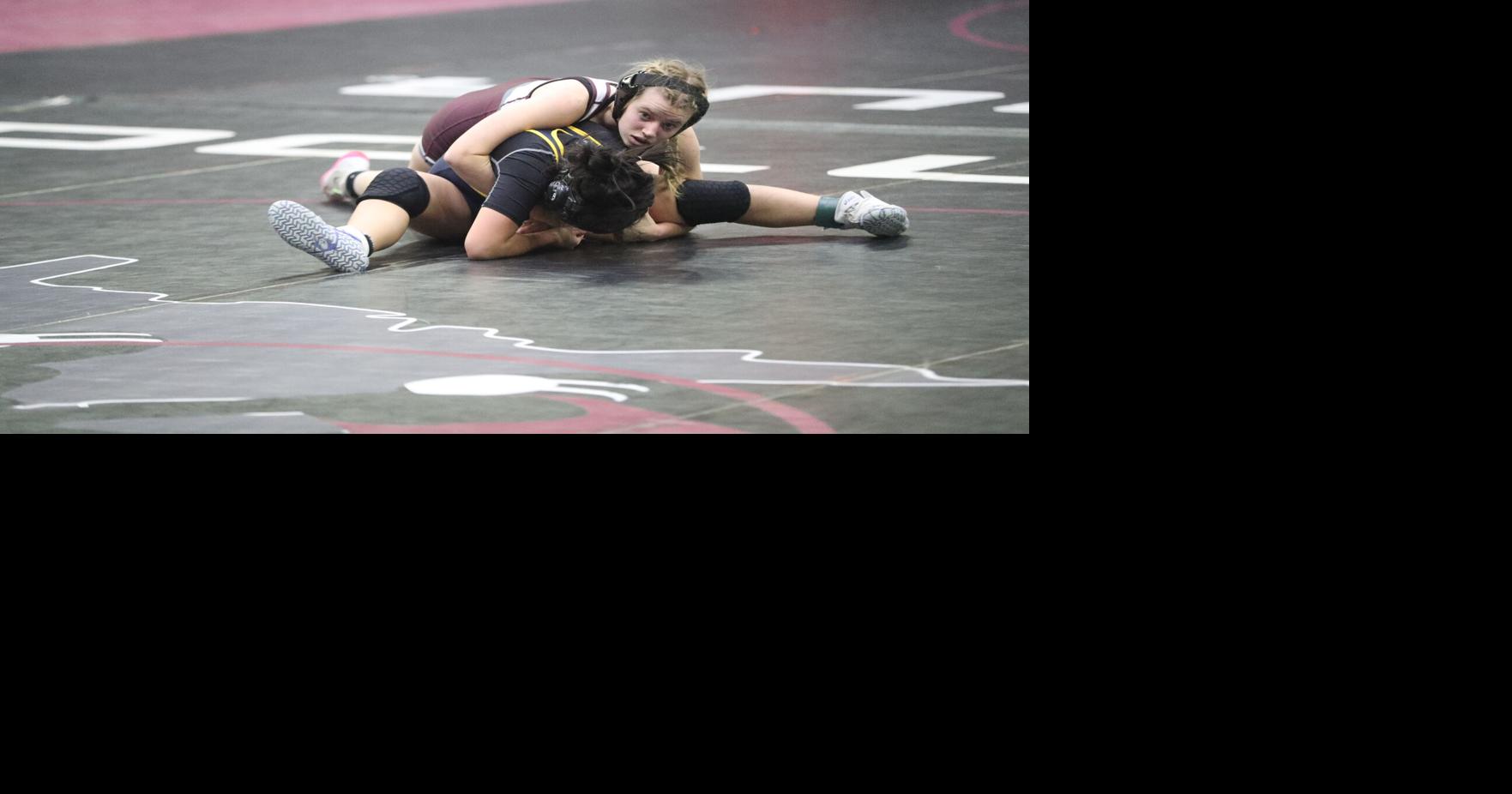 Anna Strasser wrestling