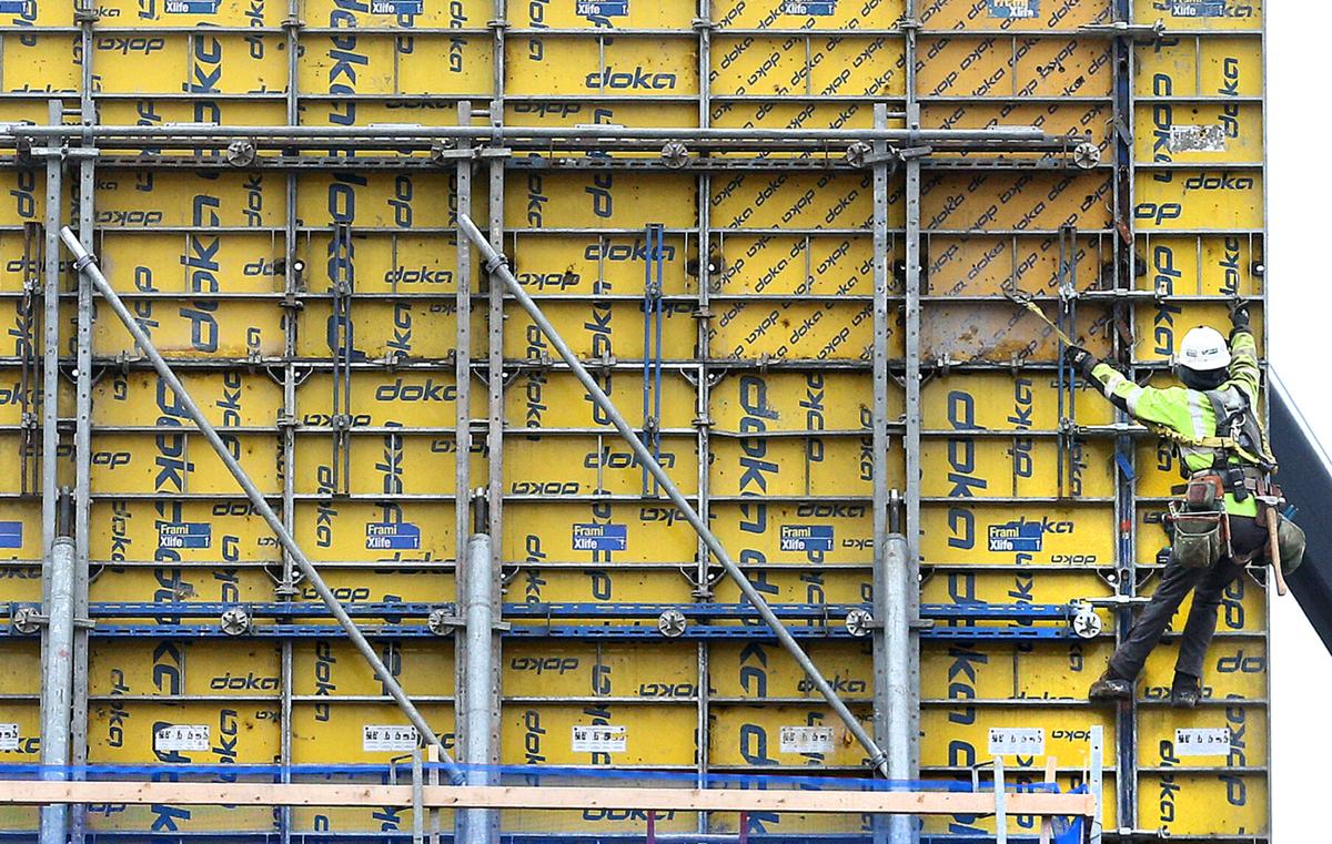 Mayo Clinic Health System 'tops out' new La Crosse hospital