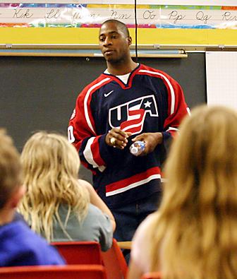Going for goals: Former Packers player shares message with fifth-graders