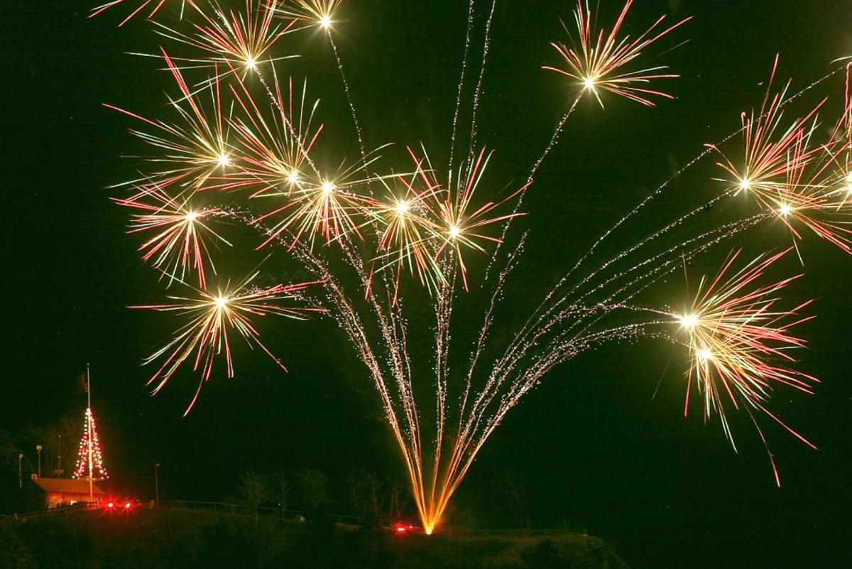 Cold weather cancels midnight fireworks in La Crosse; extended show set ... Cold weather cancels midnight fireworks in La Crosse; extended show set ...