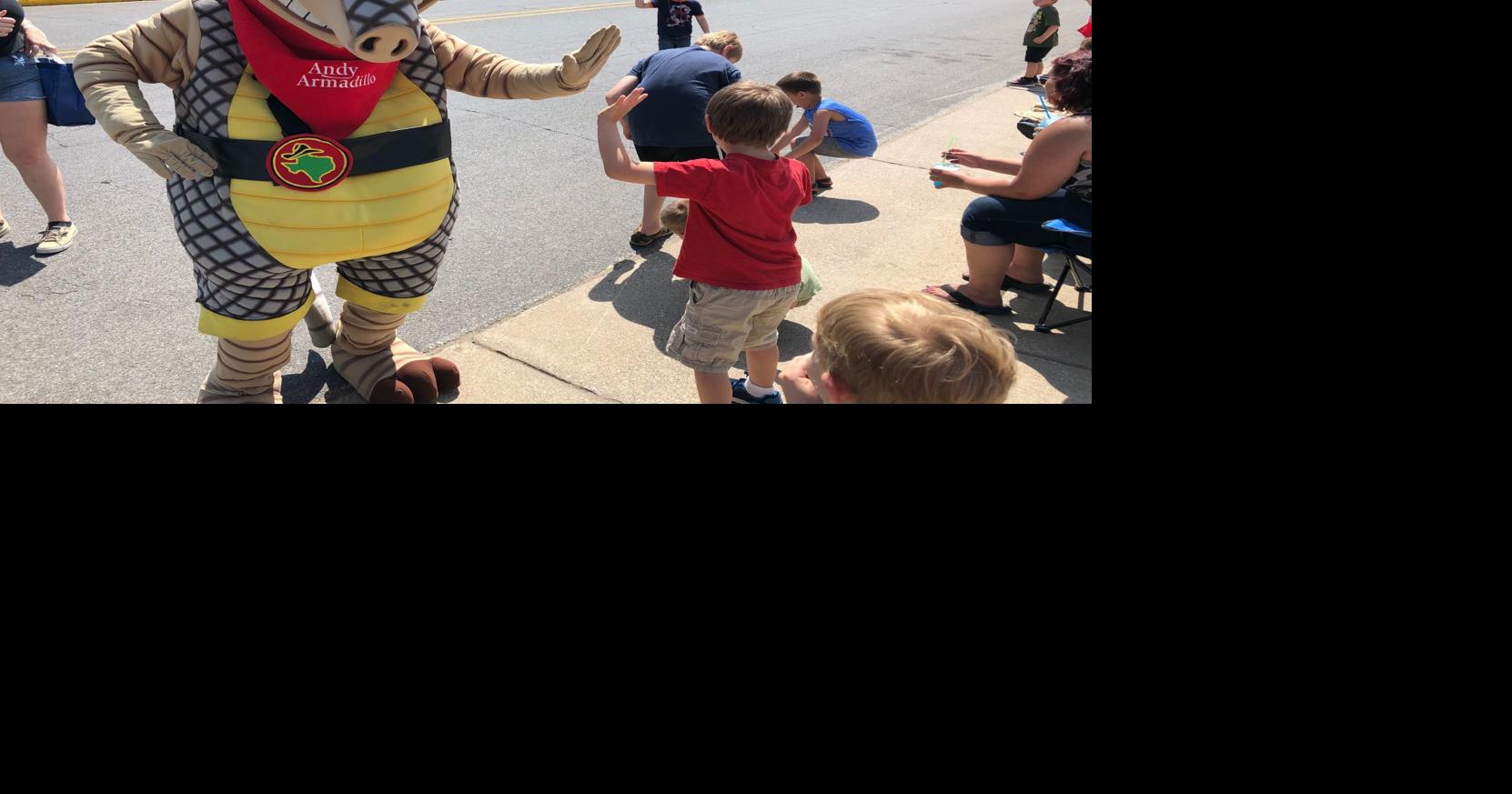 Photos: Kornfest parade draws a crowd to Holmen; festival continues Sunday