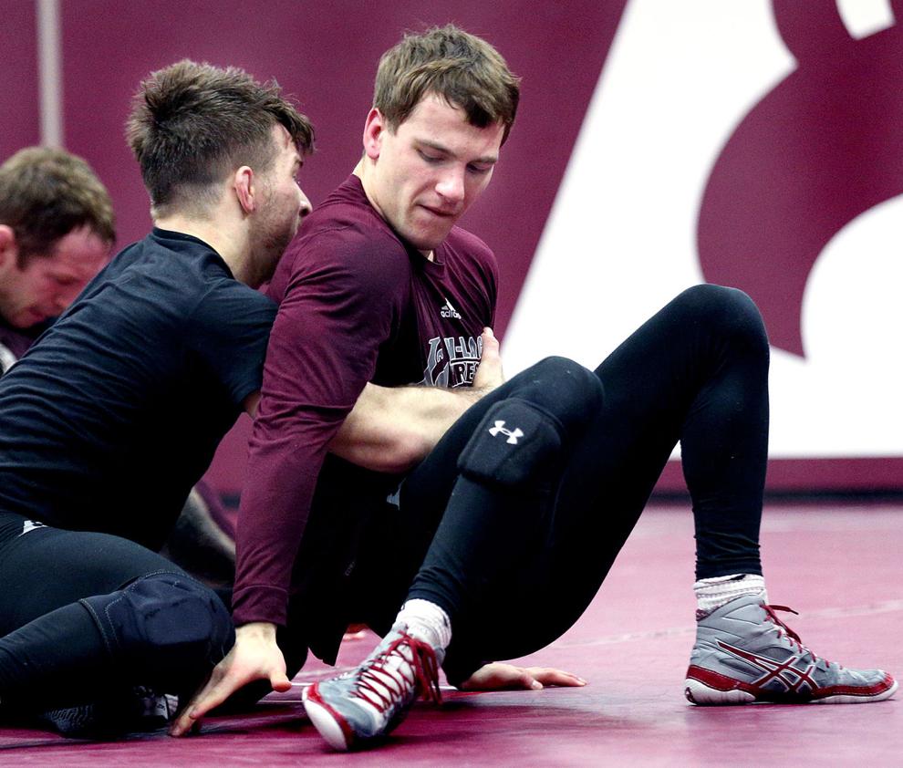 UW-La Crosse wrestling: Reid Johnson, Sean O'Neil balance wrestling ...