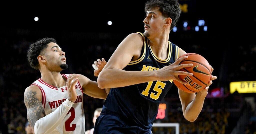 Wisconsin turns up defensive pressure in upset of Michigan