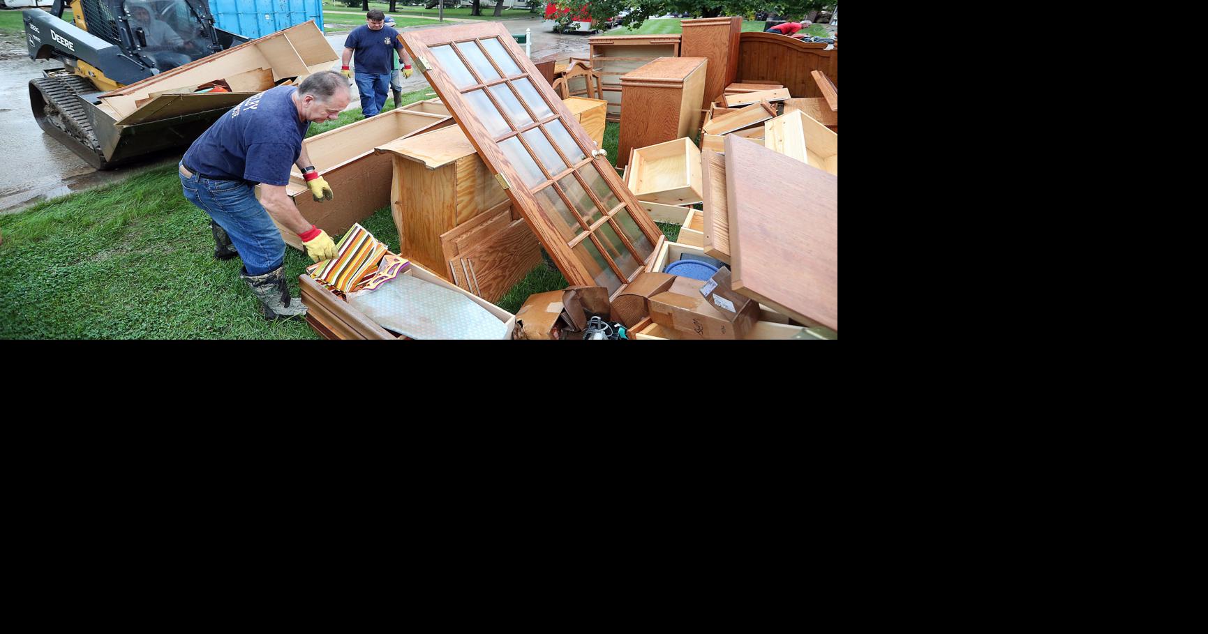 Coon Valley residents show resilience as volunteers help them wade ...