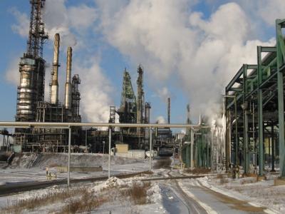 Refinery takes Canadian oil and turns it into gasoline for Wisconsin