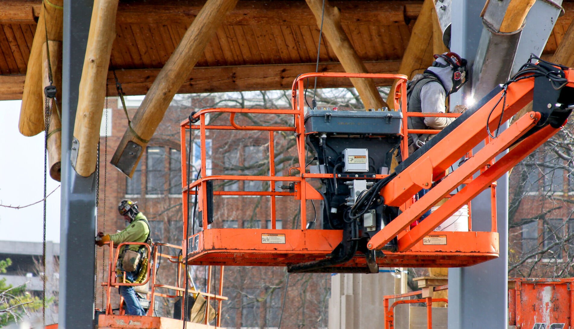 Riverside Park band shell receives new steel supports