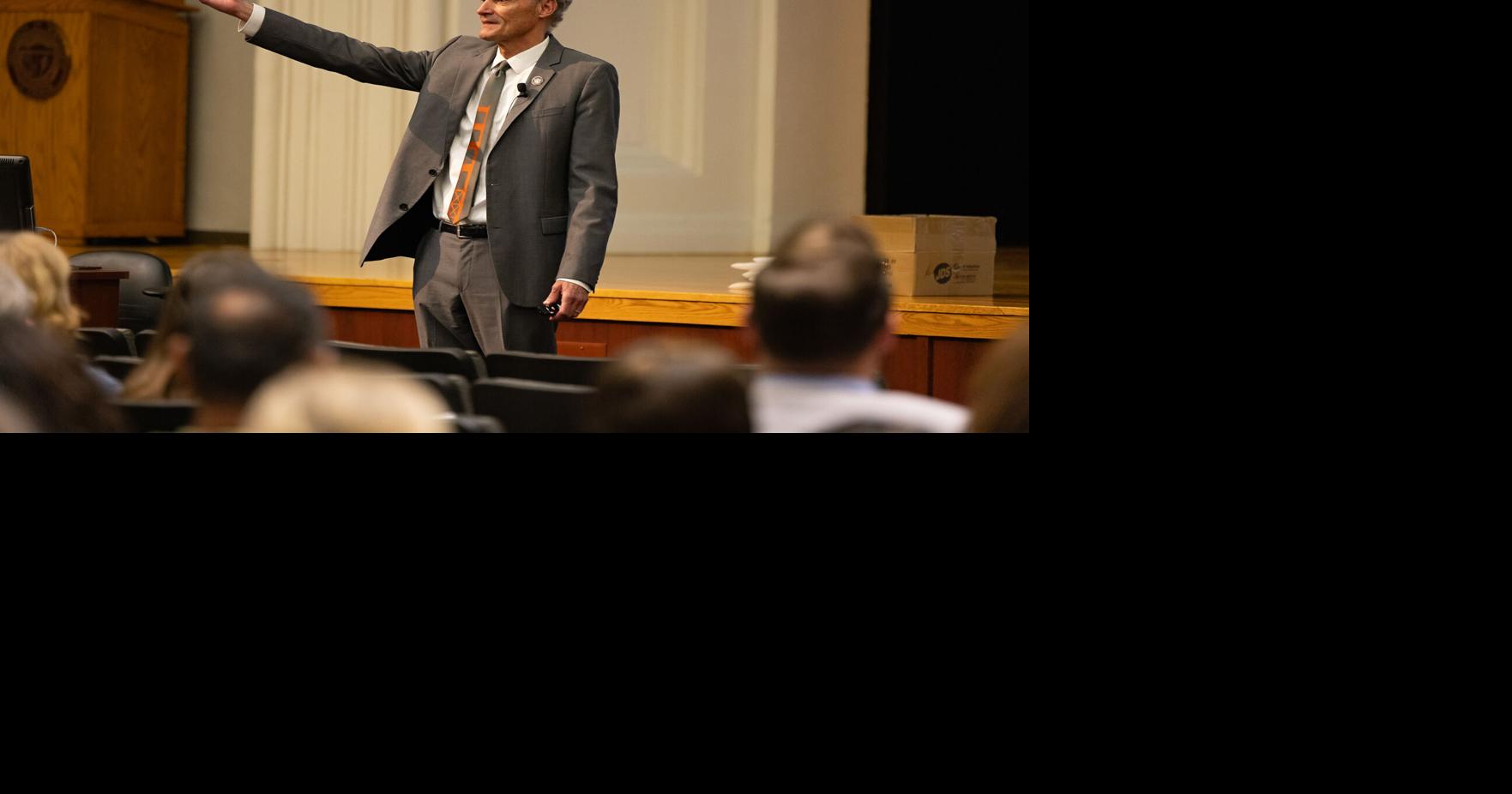 Joe Gow, UW-L chancellor to step down at end of year