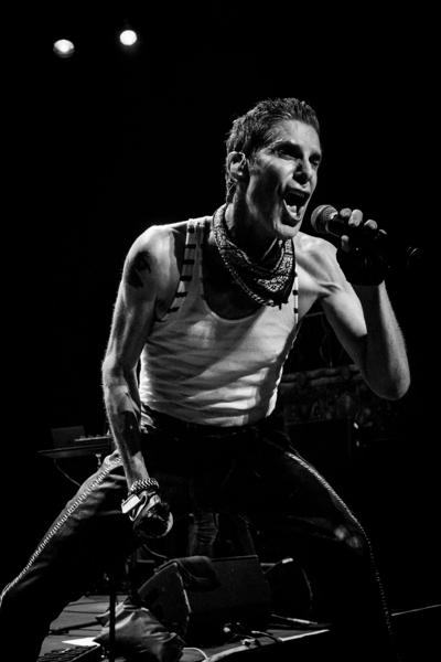 ‘I Love to Sing Those Songs’: Perry Farrell leads his band’s farewell ...