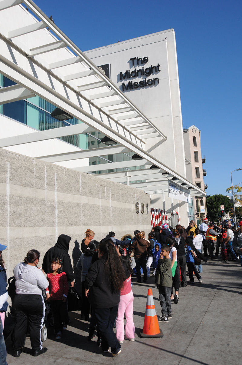 Skid Row's Midnight Mission Now Has Overnight Shelter for Homeless ...