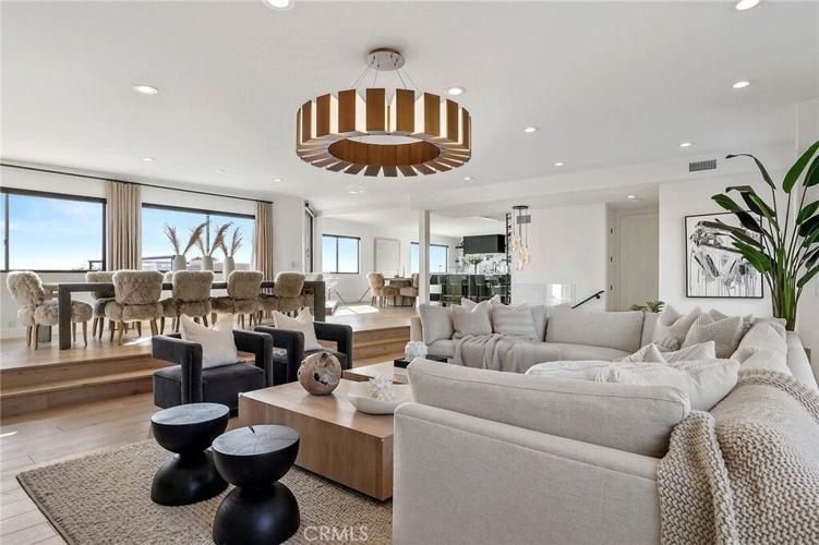 A Home with a Soul: Bronwyn Leigh Jones Presents an Artistic ...