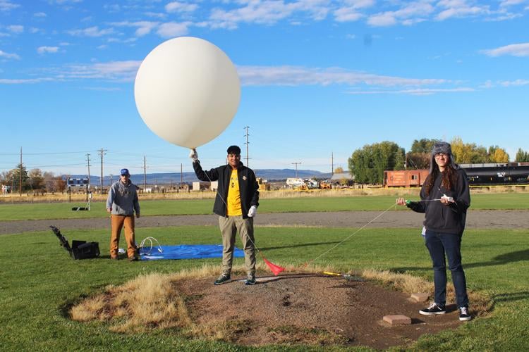 U of I students launch weather balloons in Lakeview, Oregon ...
