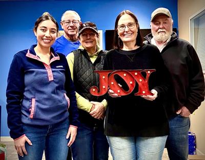 Tree of Joy in Lakeview - 142 children in 62 families had presents ...