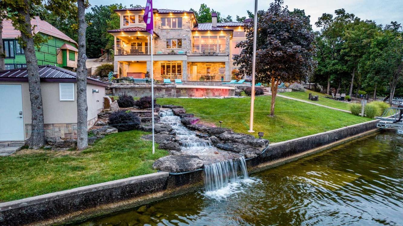 This Breathtaking Lake Of The Ozarks Waterfront Mansion Redefines ...