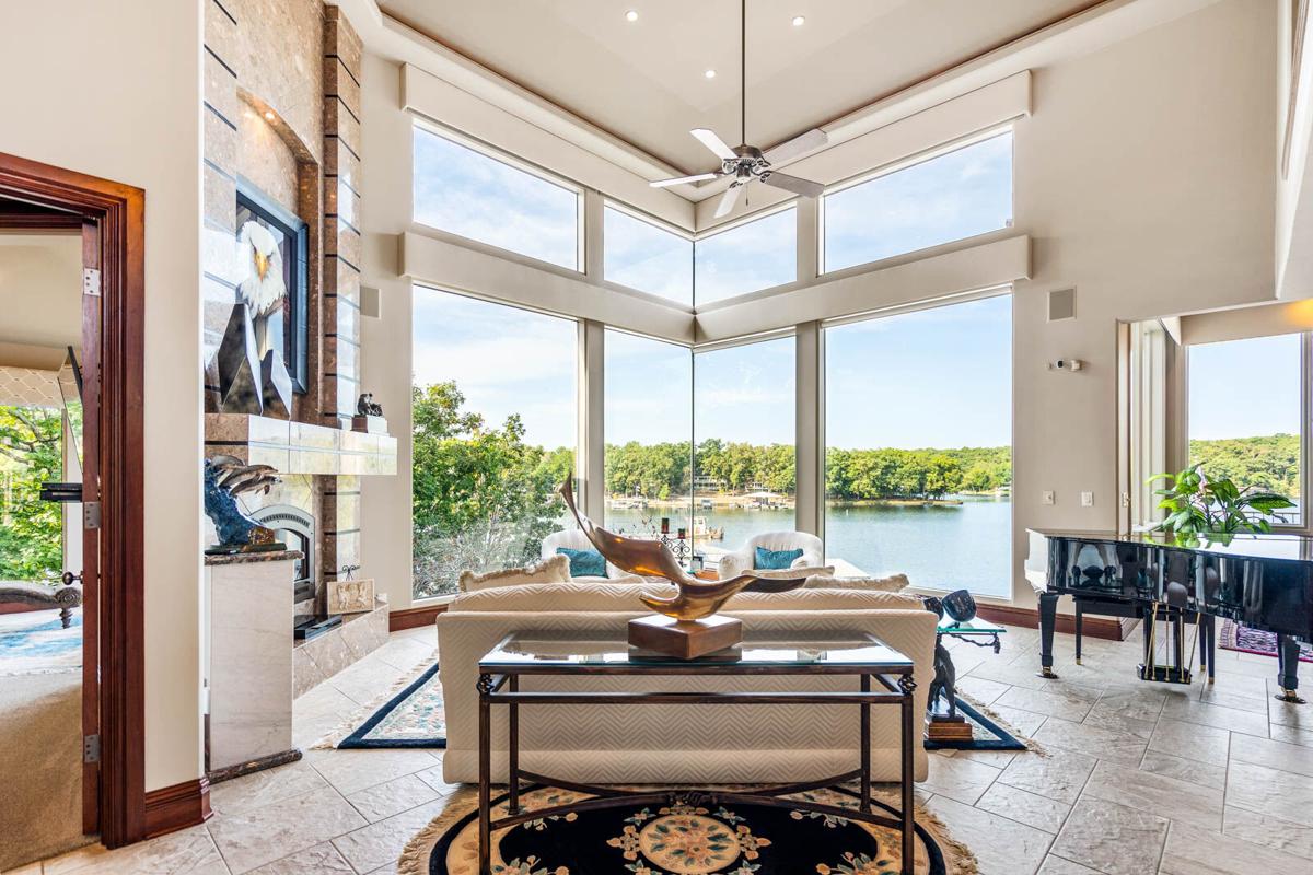 This Breathtaking Lake Of The Ozarks Waterfront Mansion Redefines ...