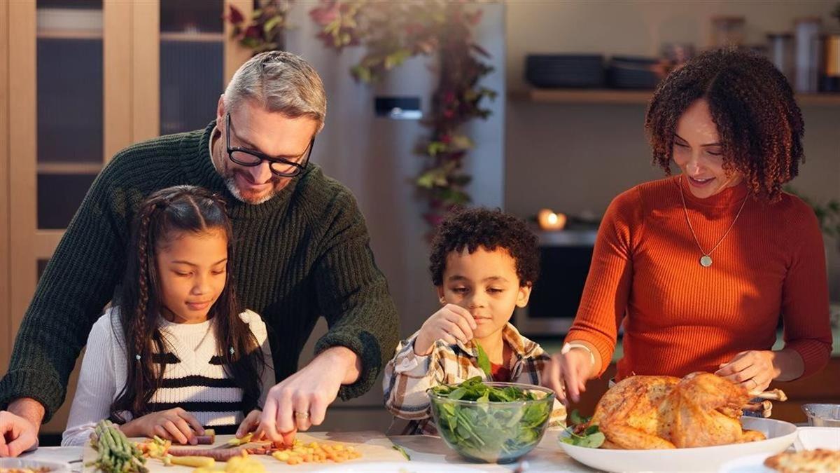 How to effortlessly host a holiday meal this season | Seasonal ...