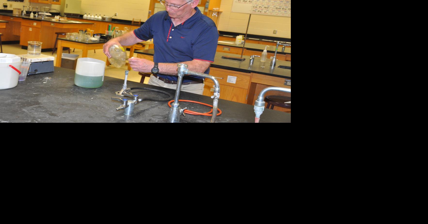 Badger science teacher stepping down after 35 years