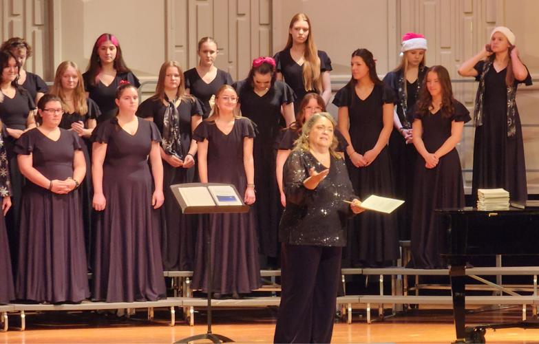 LHS choir department brings holiday joy to the community | | laureloutlook.com