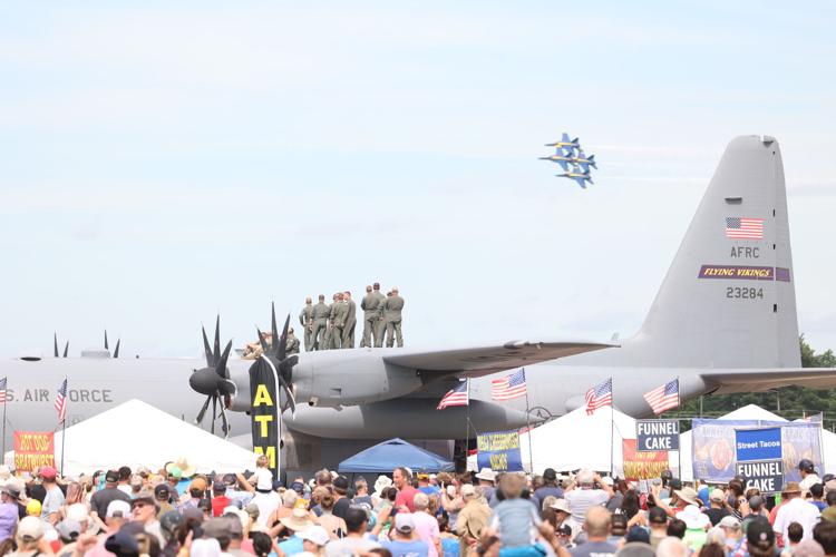 Thousands in Eau Claire look up for the 2025 Chippewa Valley Air Show | Local News ...