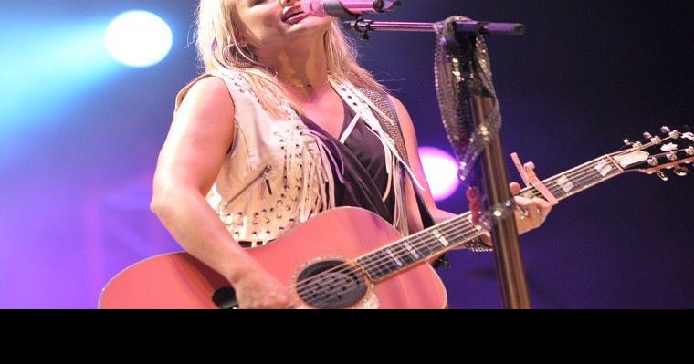 Review: Lambert entertains despite lack of creativity | Arts ...