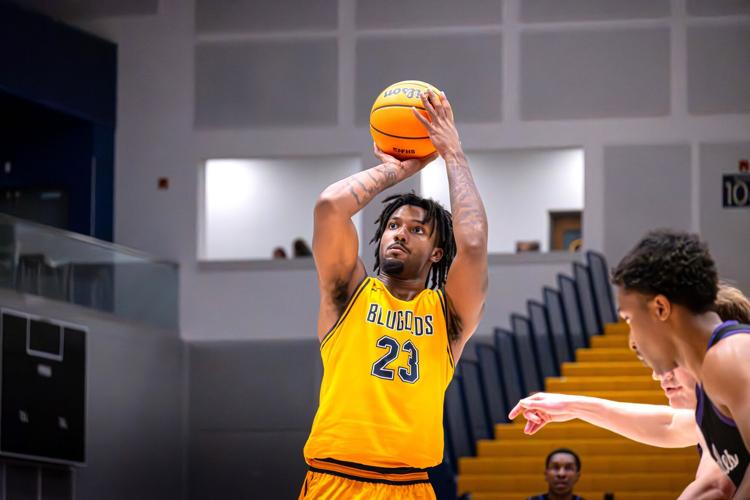 Transfer Lewis provides huge boost for unbeaten Blugolds | Sports ...