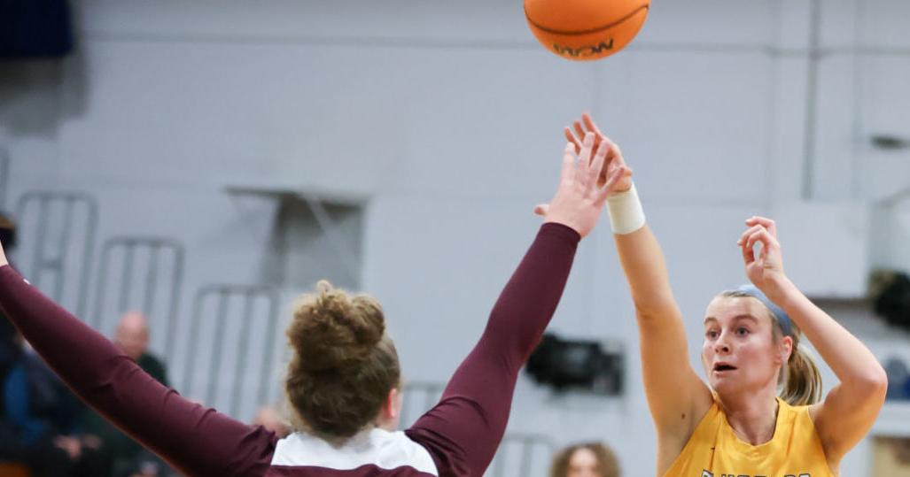 Blugolds down Eagles: UW-EC rallies in second half to beat UW-La Crosse ...