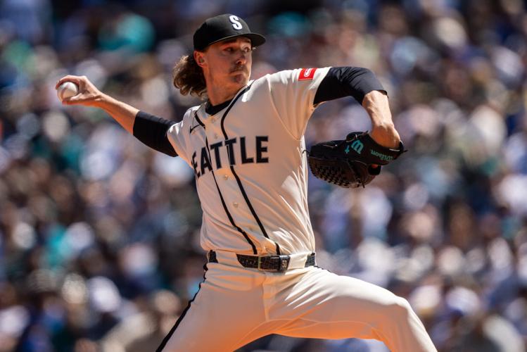 Robles' infield single in the 10th inning lifts the Mariners to a 3-2 ...