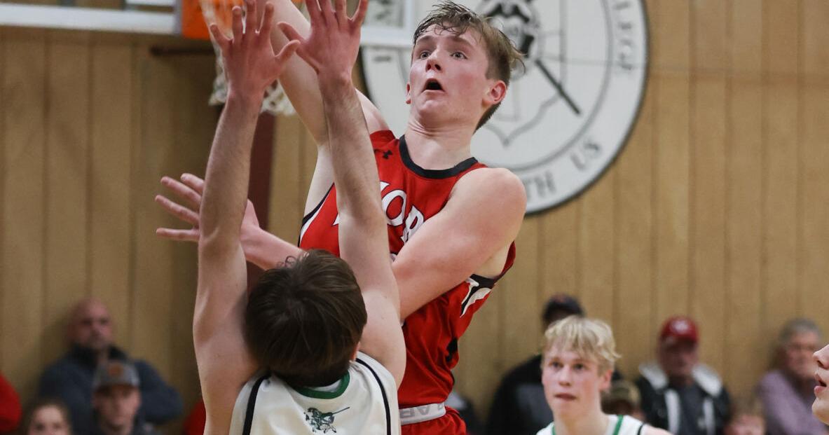 WIAA boys basketball playoffs: Lancers fall in close match to Thorp ...