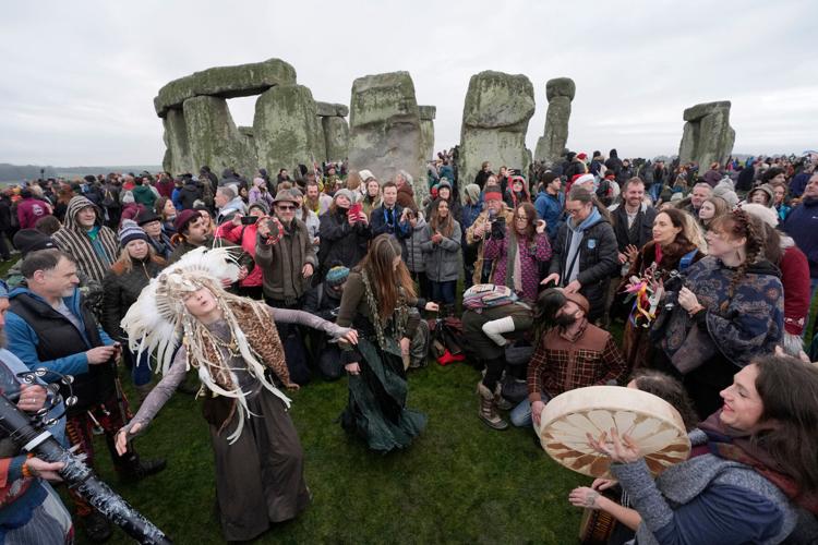 Thousands cheer as the sun rises on winter solstice at Stonehenge ...
