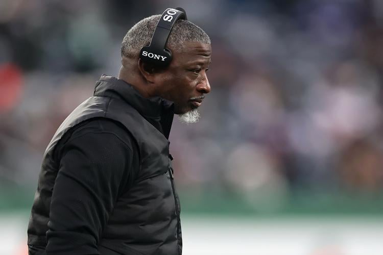 Jets coach Aaron Glenn backtracks on criticism of team's effort after ...