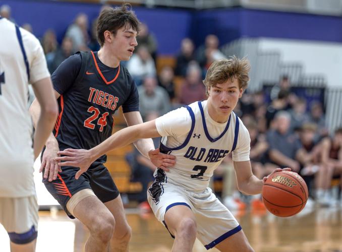 Memorial boys start fast before falling to strong Marshfield team ...