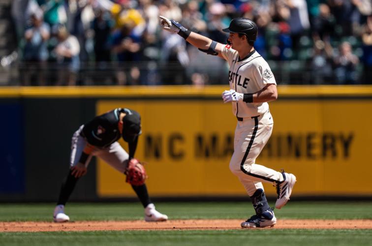 Robles' infield single in the 10th inning lifts the Mariners to a 3-2 ...