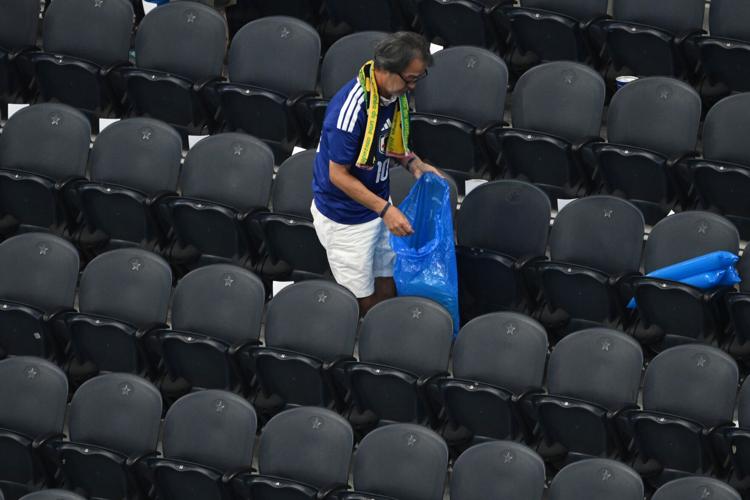 Japan fans use blue bags to uphold a cleansing World Cup tradition ...