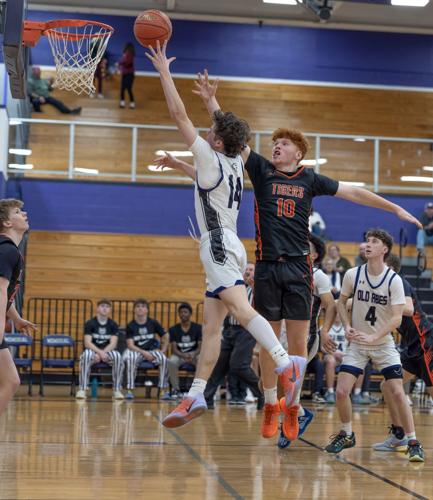 Memorial boys start fast before falling to strong Marshfield team ...