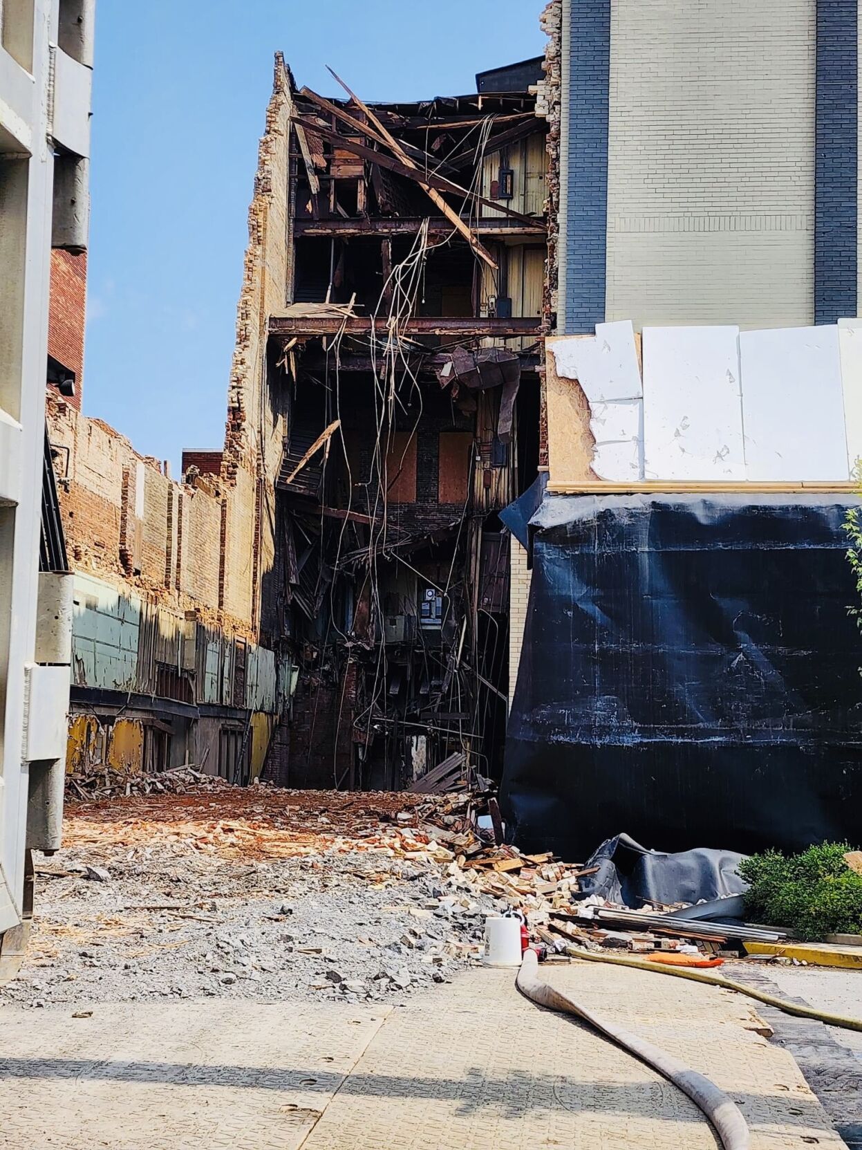 Demolition of the McConnell-Watterson building continues | News | leadertimes.com