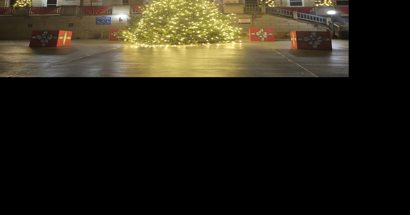 Courthouse Christmas Tree is unveiled | News | leadertimes.com