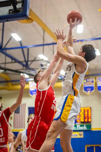 Fergus Golden Eagles vs. Glendive Red Devils | Sports | lewistownnews.com