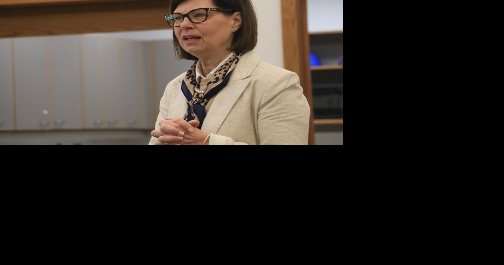 Senator Teresa Ibach visits with Cozad residents