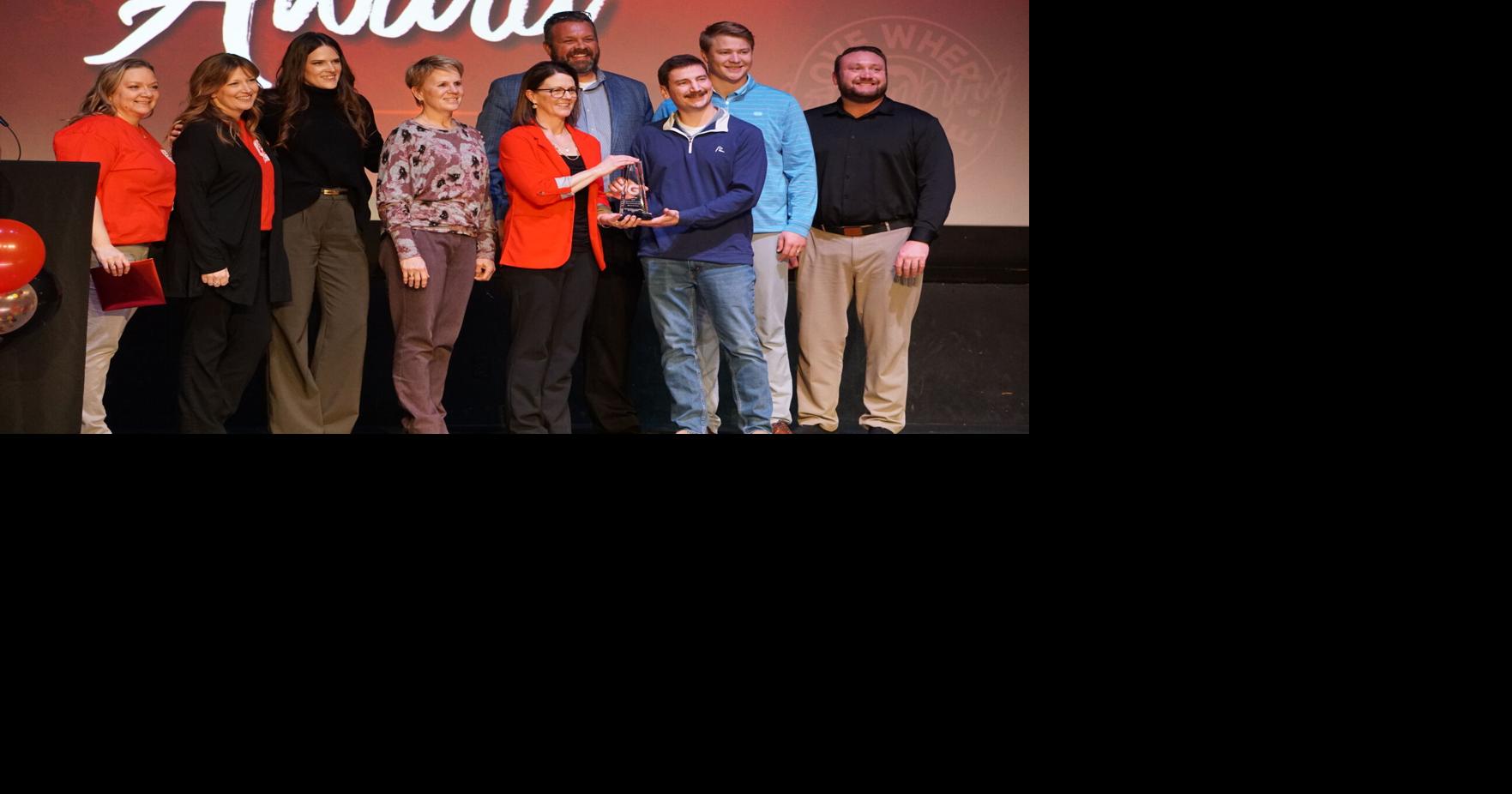Gothenburg Chamber honors Flatwater Bank with Guiding Light Award