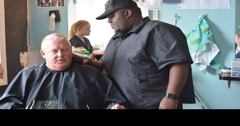 'Cuts for cops': Local barber offers police a show of appreciation ...
