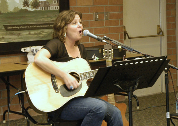 Jennifer Lind performs at the Lodi Library | News | lodinews.com