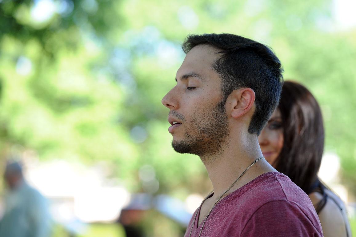 Magician Alex Ramon performs death-defying underwater escape | News ...