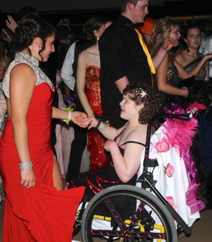 Prom-goers dance the night away | News | logandaily.com