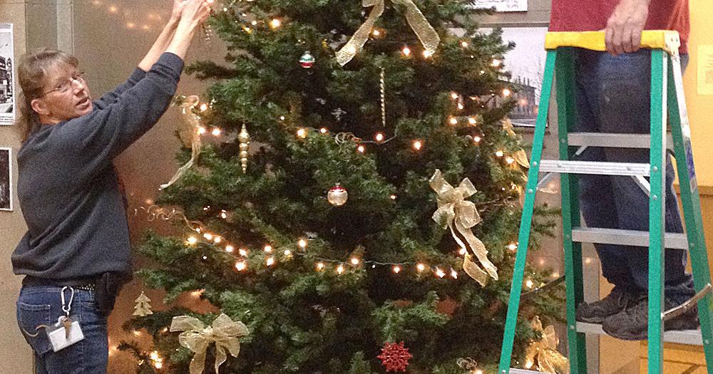 Decorating the Hocking County Courthouse Christmas tree | News ...