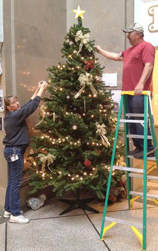 Decorating the Hocking County Courthouse Christmas tree | News ...