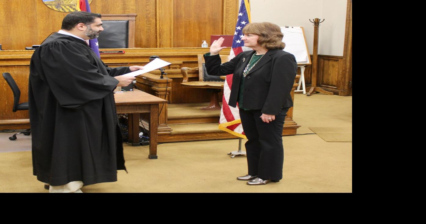 New clerk of courts takes oath of office | News | logandaily.com