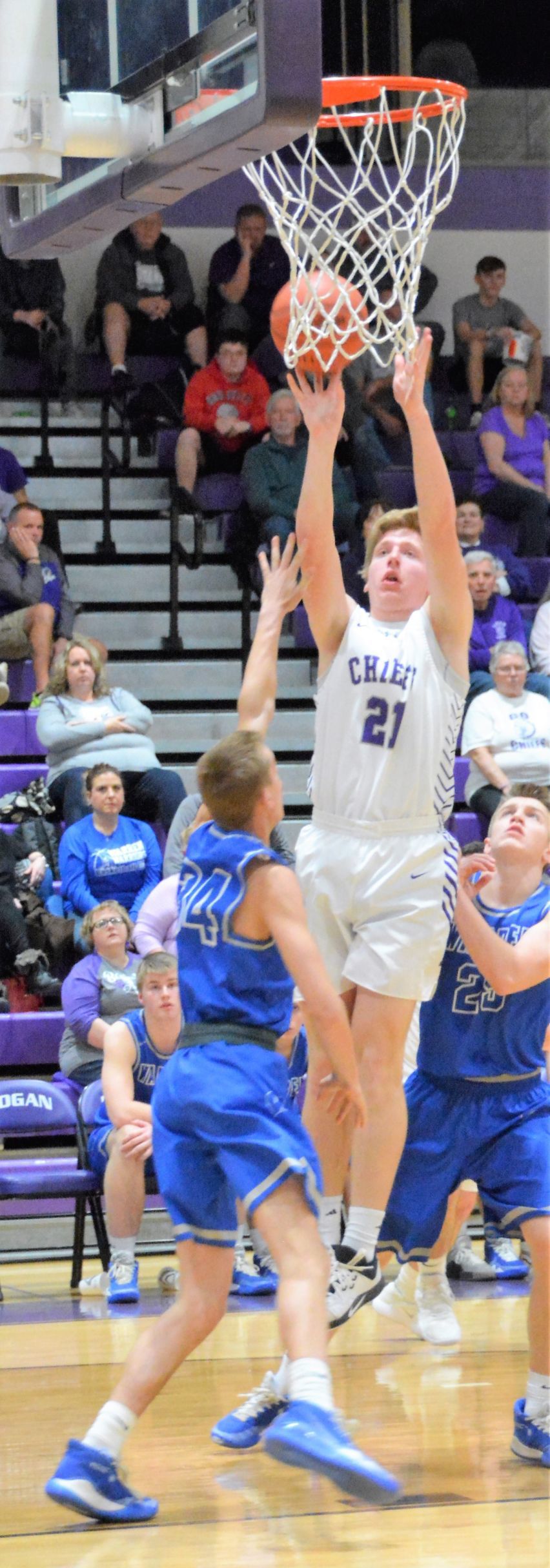 Back-and-forth game for varsity boys ends in loss | Sports | logandaily.com