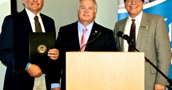 Rinehart receives Broadband Hero Award | Neighbors | logandaily.com