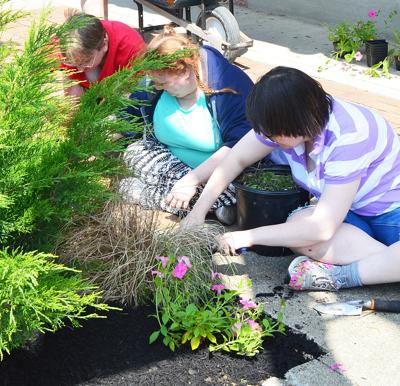 Volunteers for downtown landscaping | News | logandaily.com
