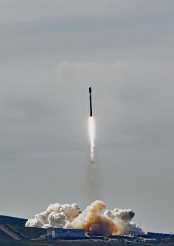 SpaceX Falcon 9 launches into clear skies Friday morning | Local News ...