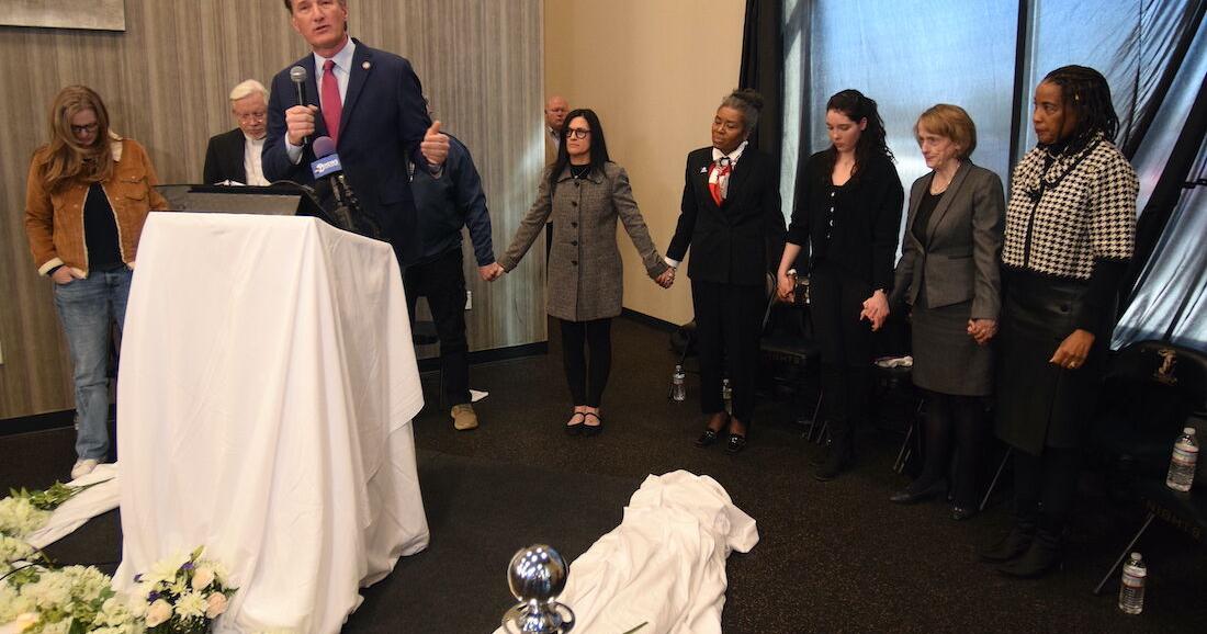 Photo Gallery: Flight 5342 Memorial Service - Ion Arena | | loudounnow.com